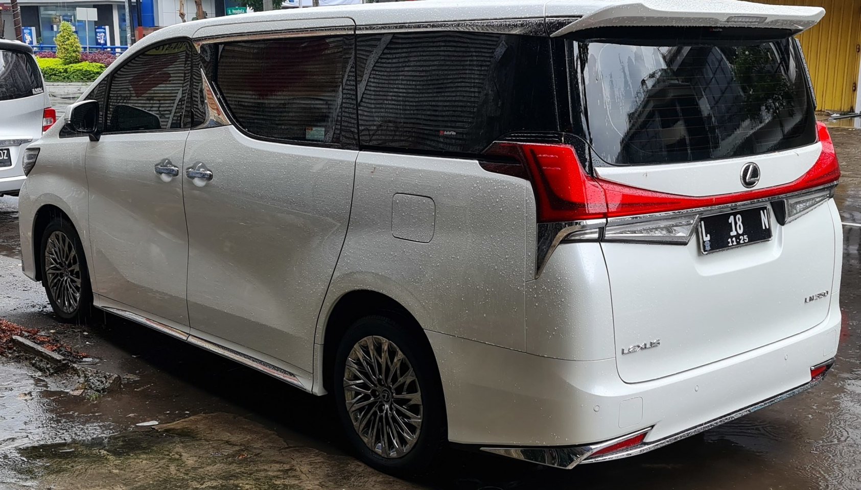 Lexus LM technical specifications and fuel economy